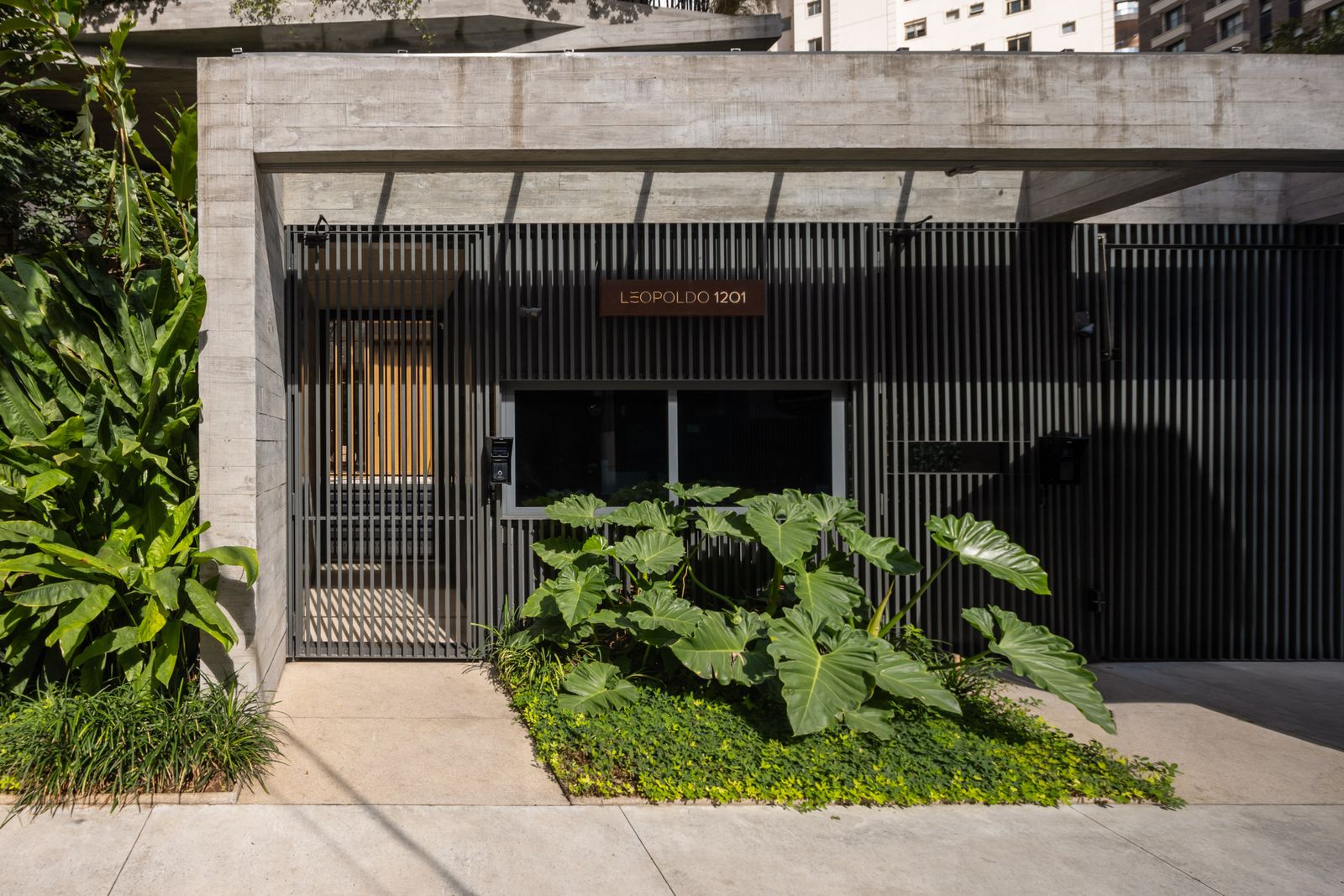 Photo 9 of 26 in Leopoldo 1201 Building Landscaping by Rodrigo Oliveira ...