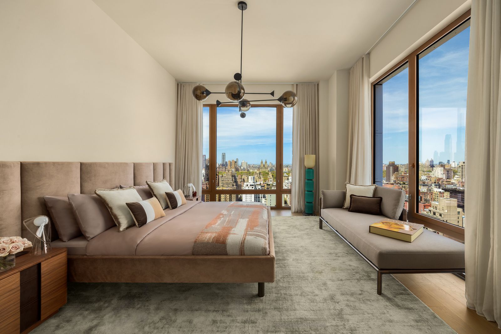 Photo 6 of 16 in A full-floor retreat with boundless Manhattan and ...