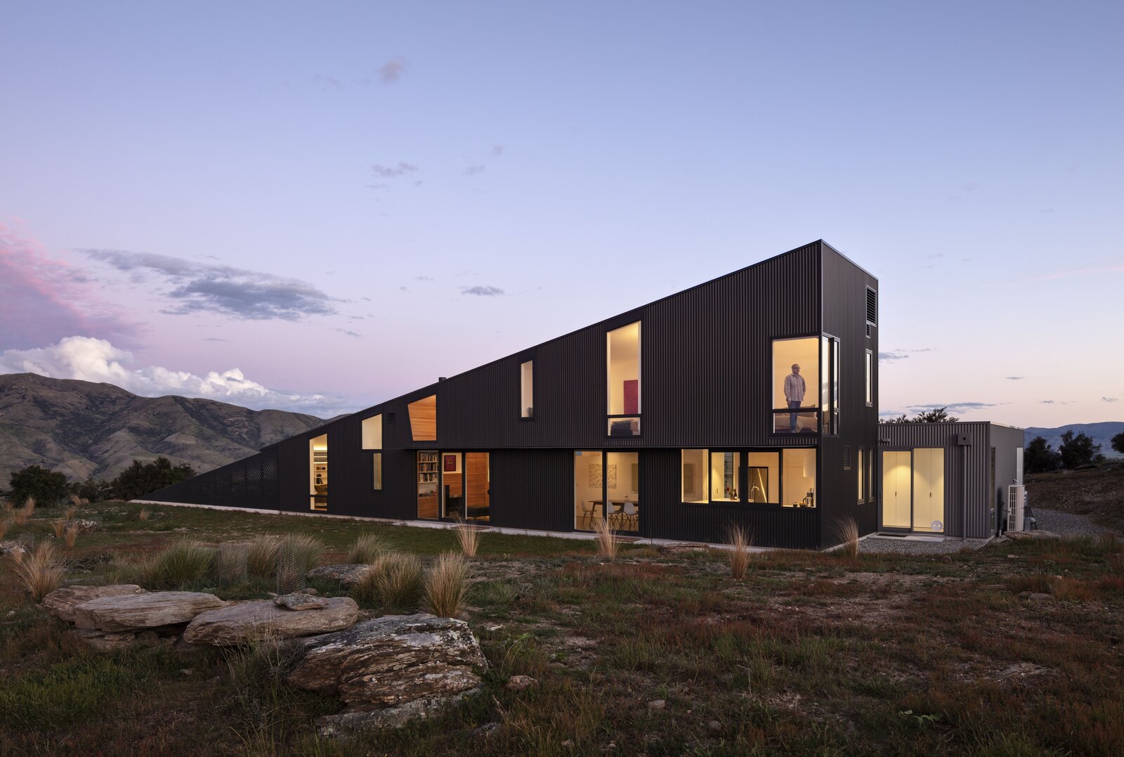 Photo 16 of 17 in A Musician Couple’s Wedge-Shaped House Echoes the ...