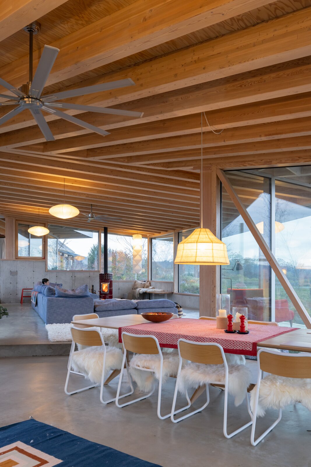 Photo 13 of 15 in Six Overlapping Pavilions Create a Flower-Shaped Home ...