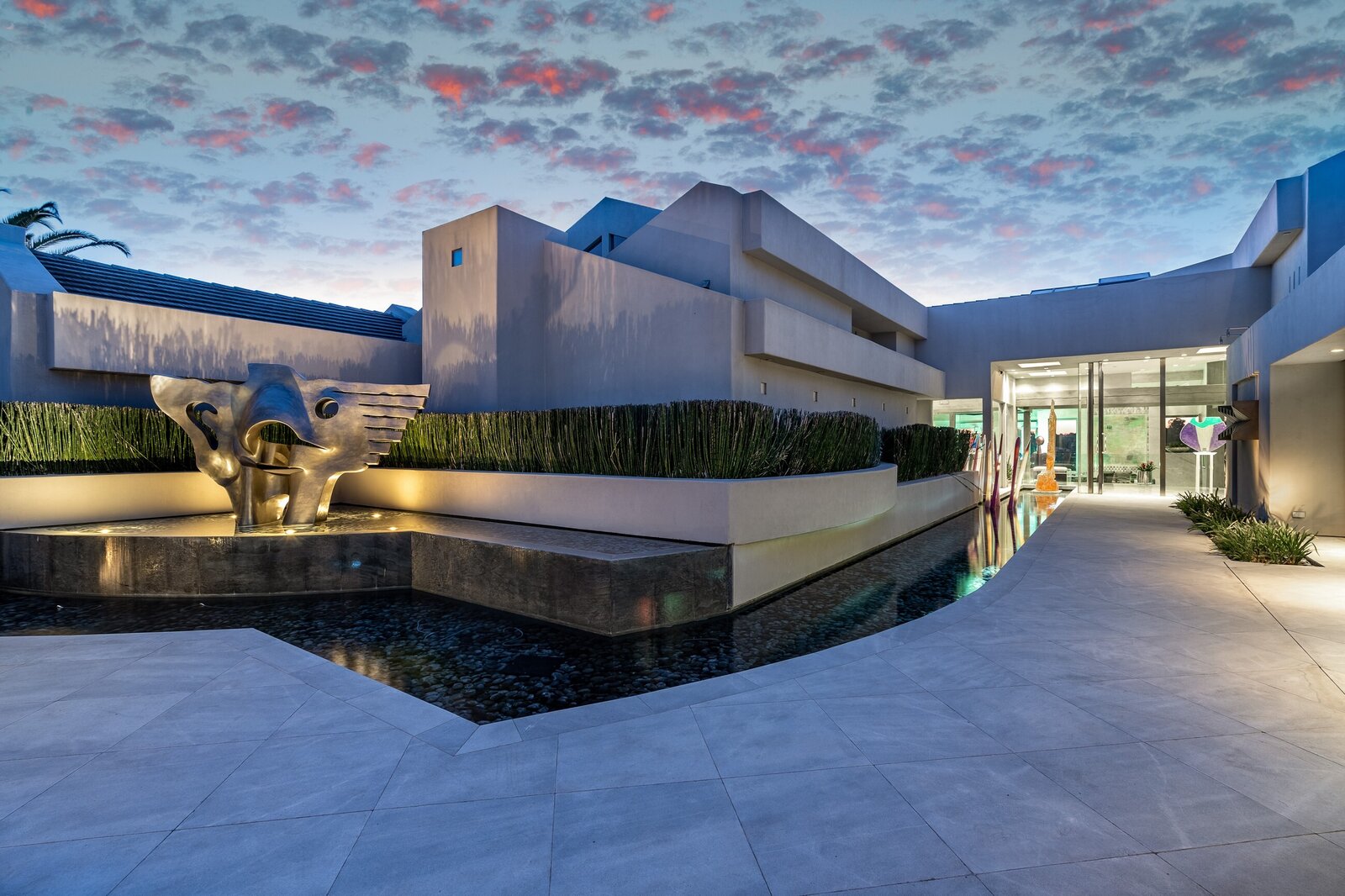 Photo 6 of 8 in Live Large in This Sprawling Hillside Estate in ...