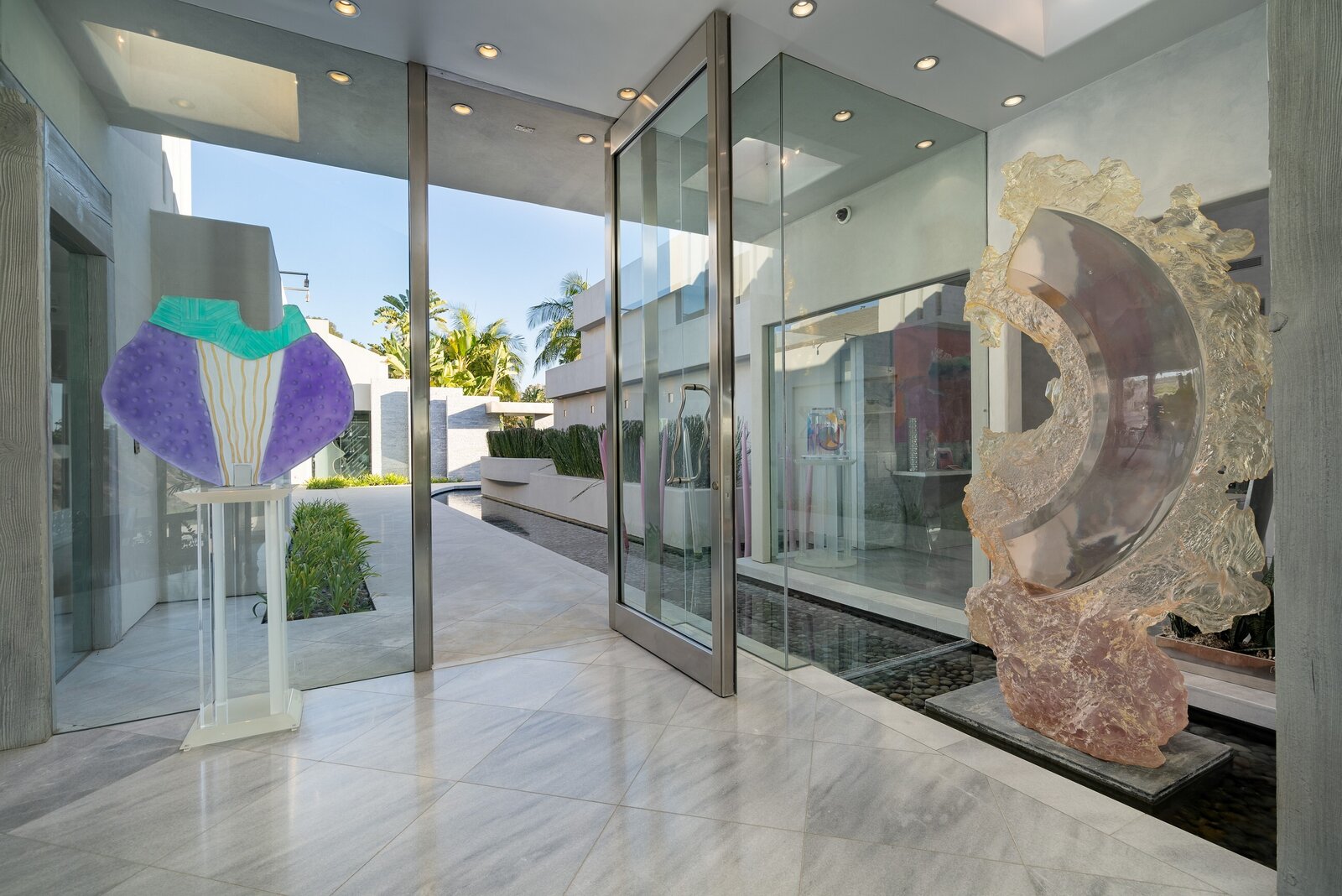 Photo 5 of 8 in Live Large in This Sprawling Hillside Estate in ...