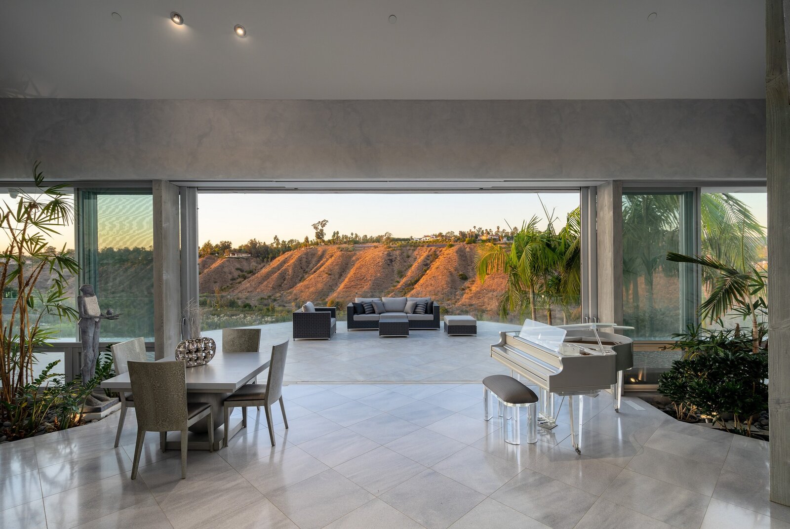 Photo 3 of 8 in Live Large in This Sprawling Hillside Estate in ...