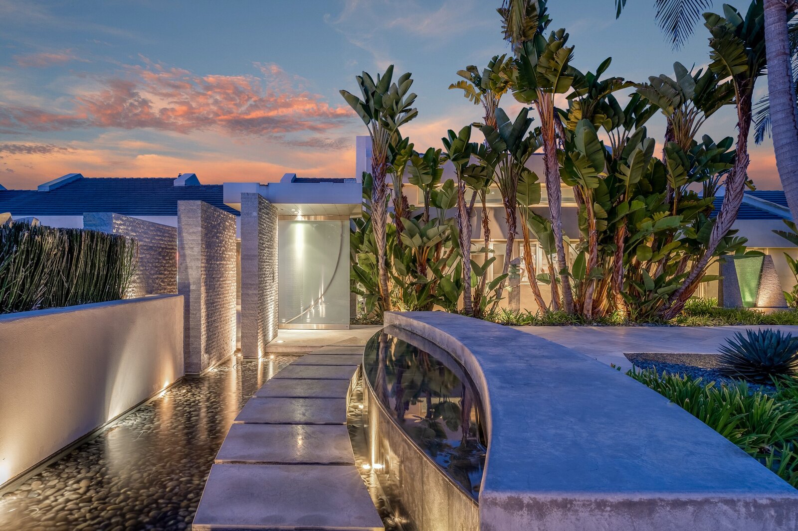 Photo 1 of 8 in Live Large in This Sprawling Hillside Estate in ...