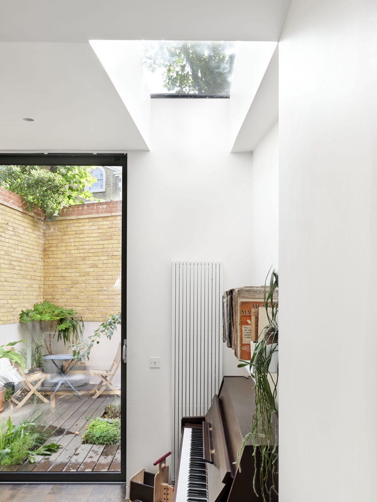 Photo 6 of 9 in Dogtooth Brickwork Makes a Narrow London Terrace House ...