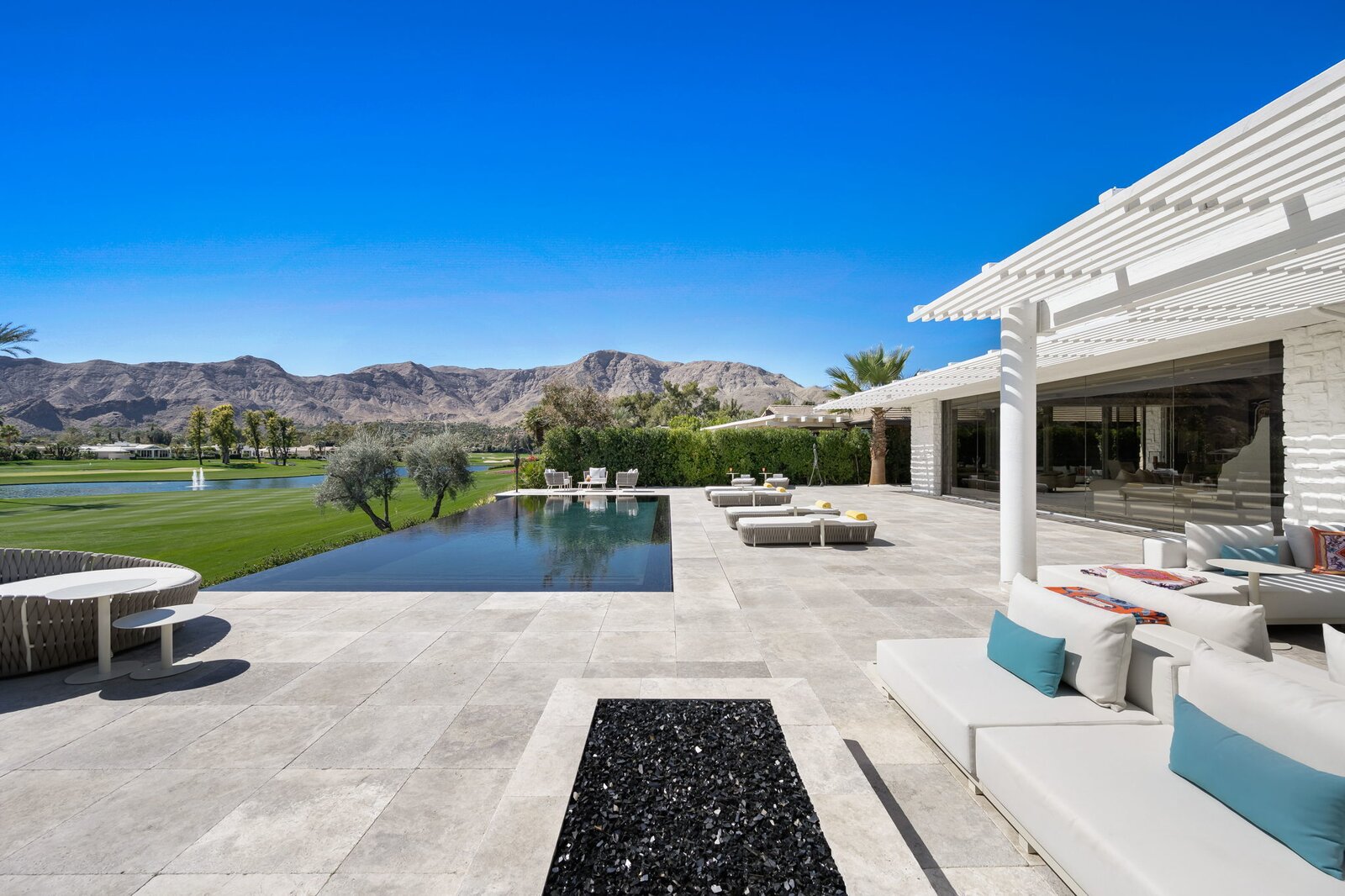 Photo 10 of 10 in An Airy Abode With Intimate Indoor/Outdoor Vibes ...