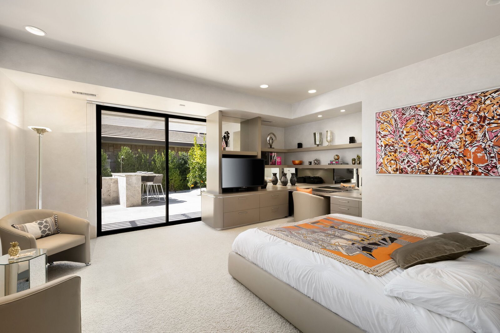 Photo 5 of 10 in An Airy Abode With Intimate Indoor/Outdoor Vibes Seeks ...