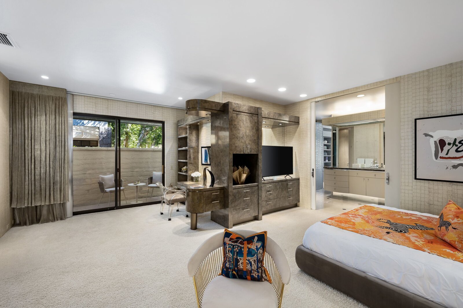 Photo 7 of 10 in An Airy Abode With Intimate Indoor/Outdoor Vibes Seeks ...