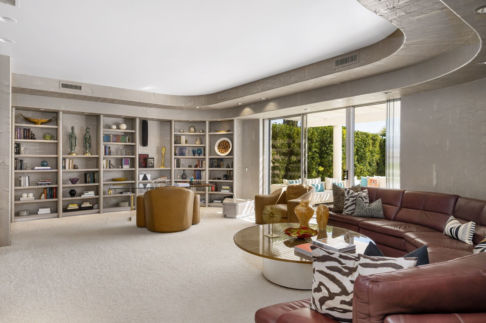 Photo 2 of 10 in An Airy Abode With Intimate Indoor/Outdoor Vibes Seeks ...