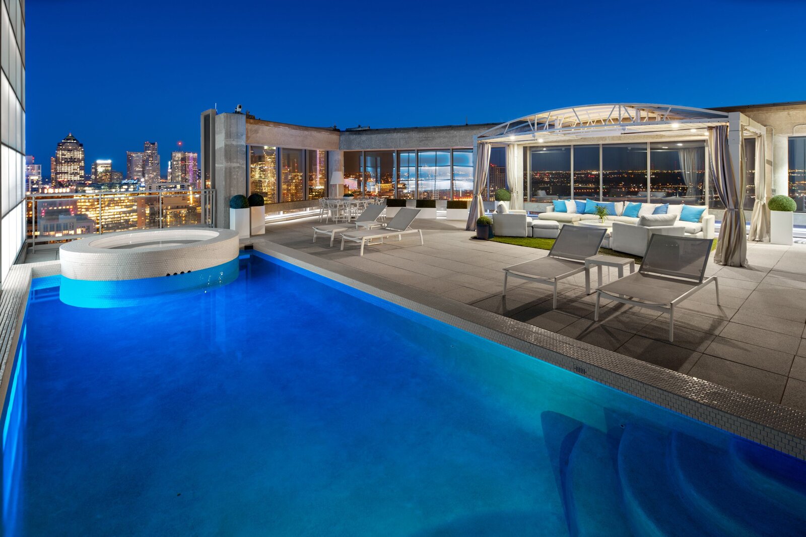 Photo 6 of 10 in An Indoor/Outdoor Penthouse With Downtown Dallas Views ...
