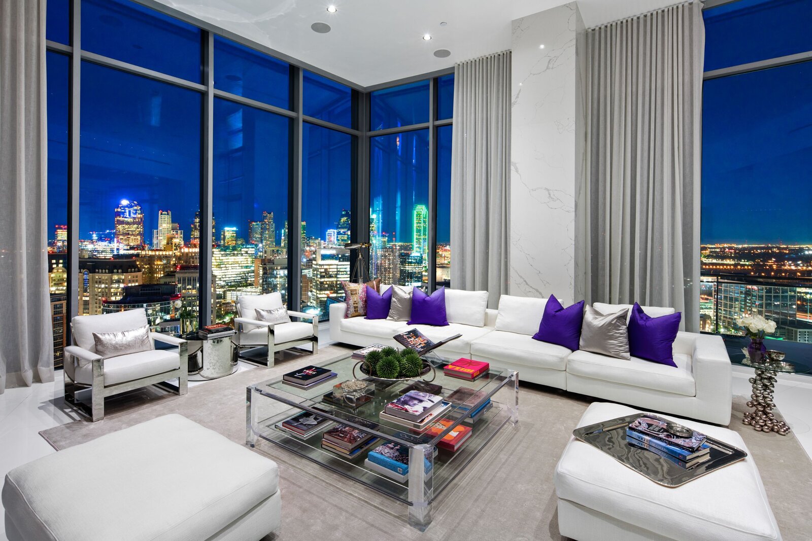 Photo 7 of 10 in An Indoor/Outdoor Penthouse With Downtown Dallas Views ...