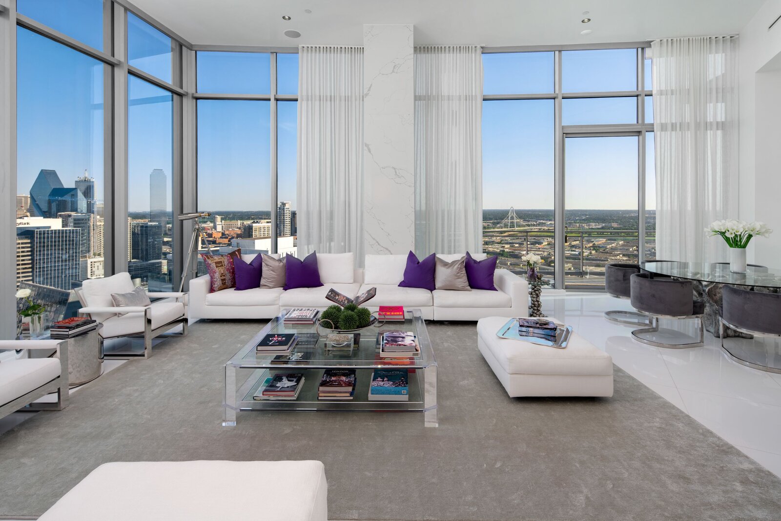 Photo 2 of 10 in An Indoor/Outdoor Penthouse With Downtown Dallas Views ...