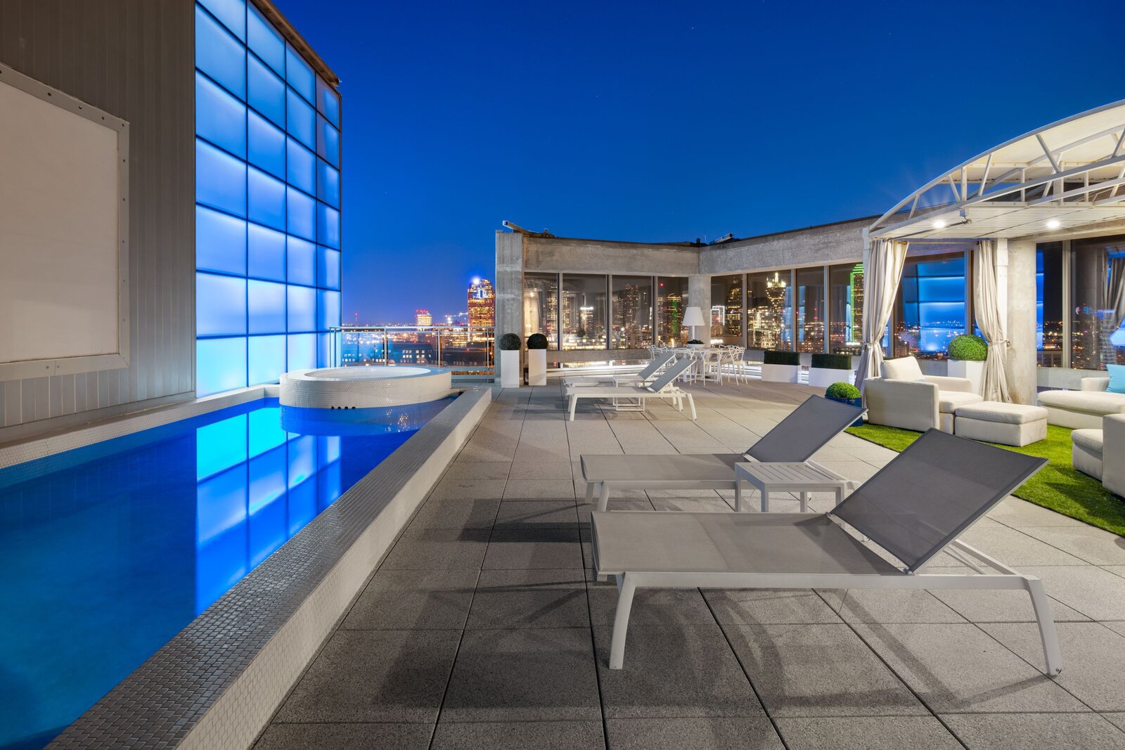 Photo 9 of 10 in An Indoor/Outdoor Penthouse With Downtown Dallas Views ...