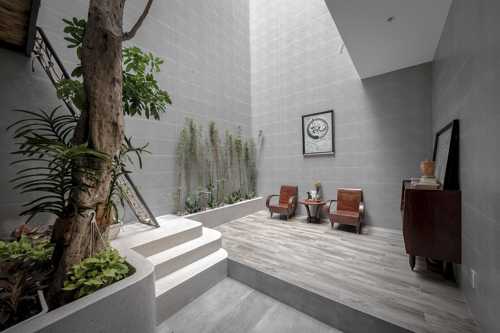 Photo 6 of 13 in A Light-Filled Atrium With a Tree House Anchors a ...