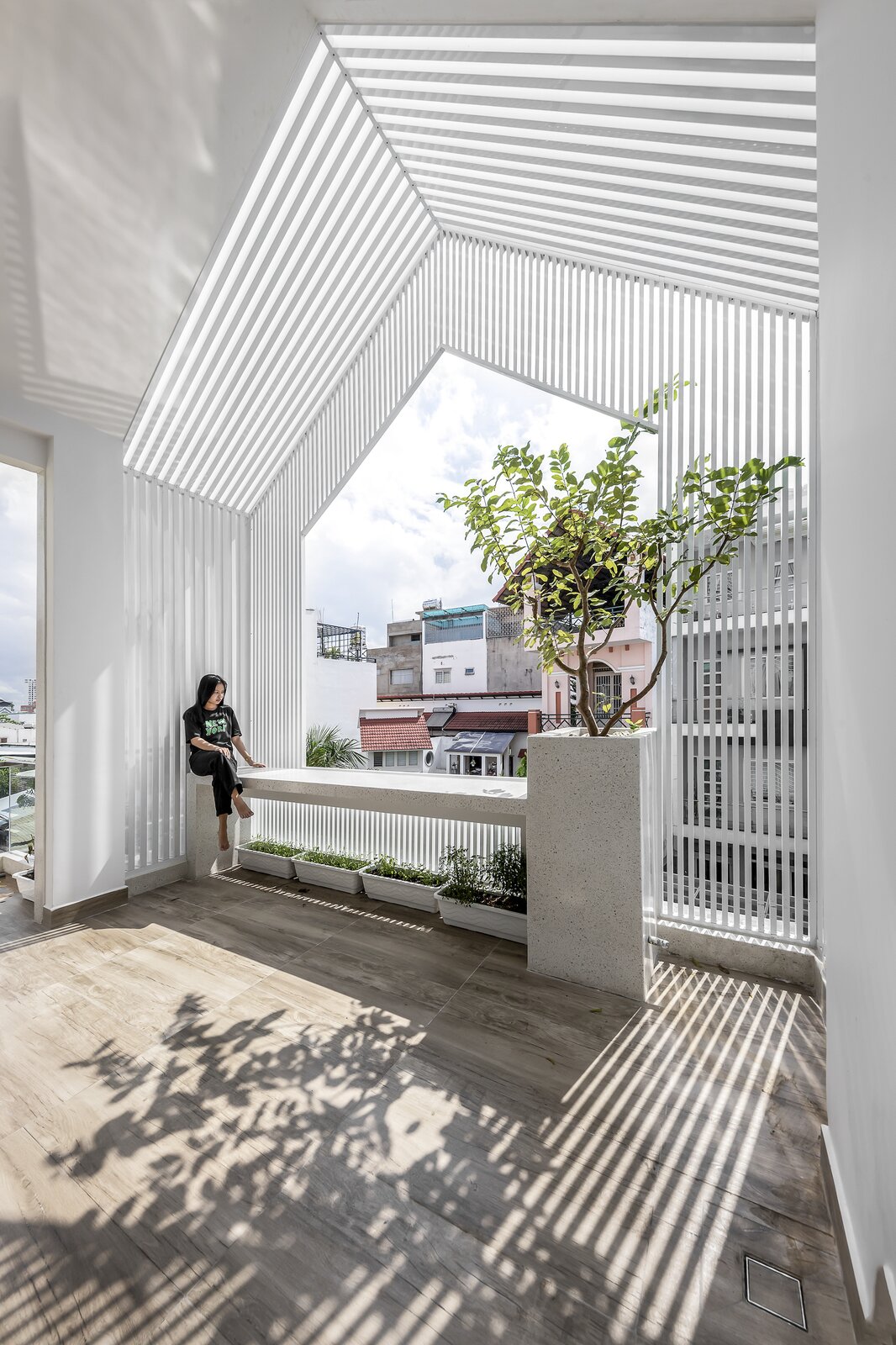 Photo 12 of 13 in A Light-Filled Atrium With a Tree House Anchors a ...