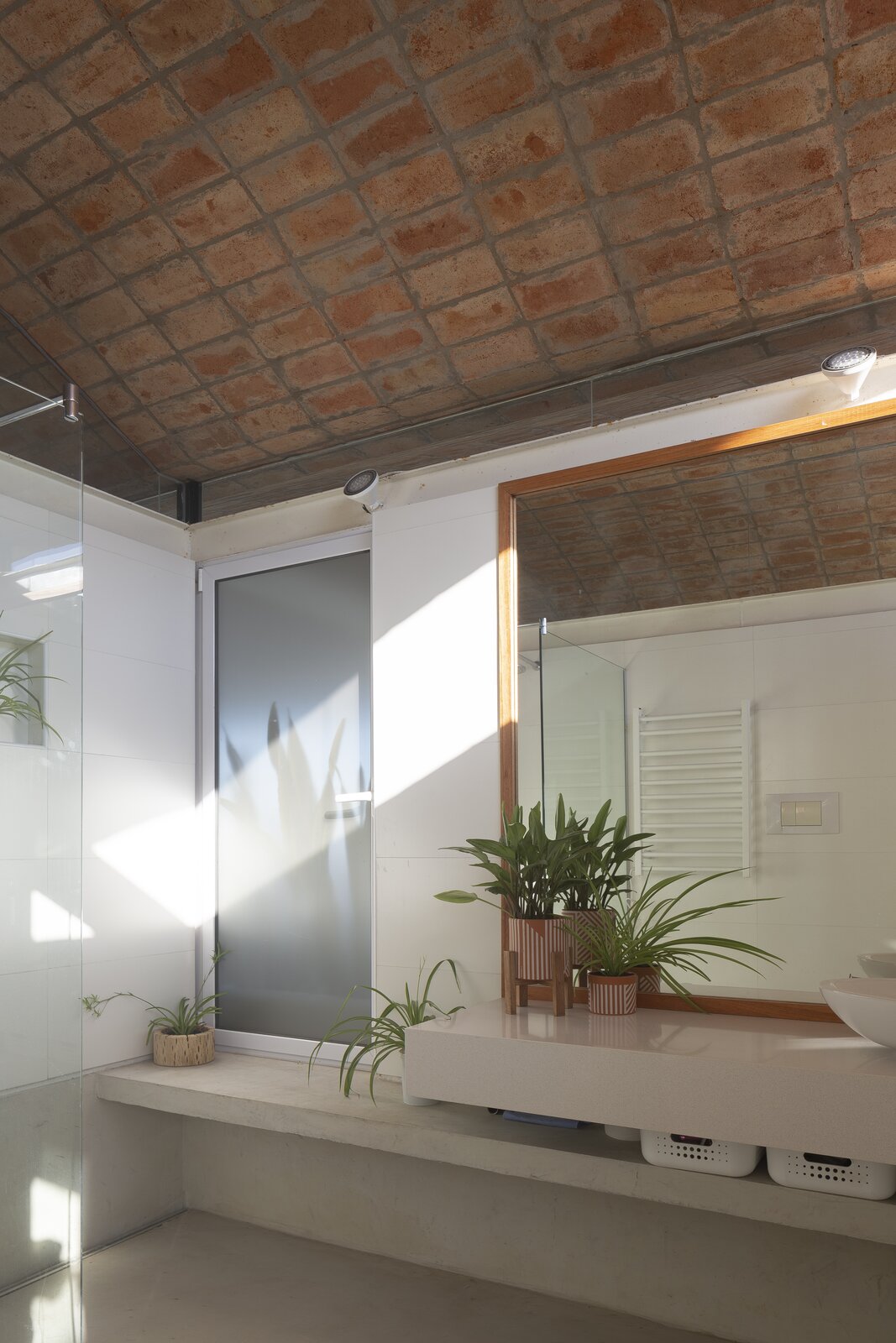 Photo 11 of 15 in A Rippling Brick Roof Caps a Sun-Kissed Home in ...