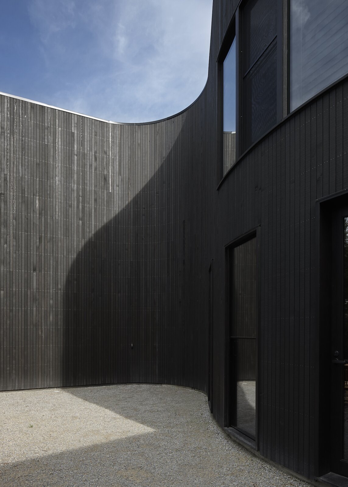 Photo 4 of 16 in An Undulating, Matte Black Home Hides a Secret Garden ...