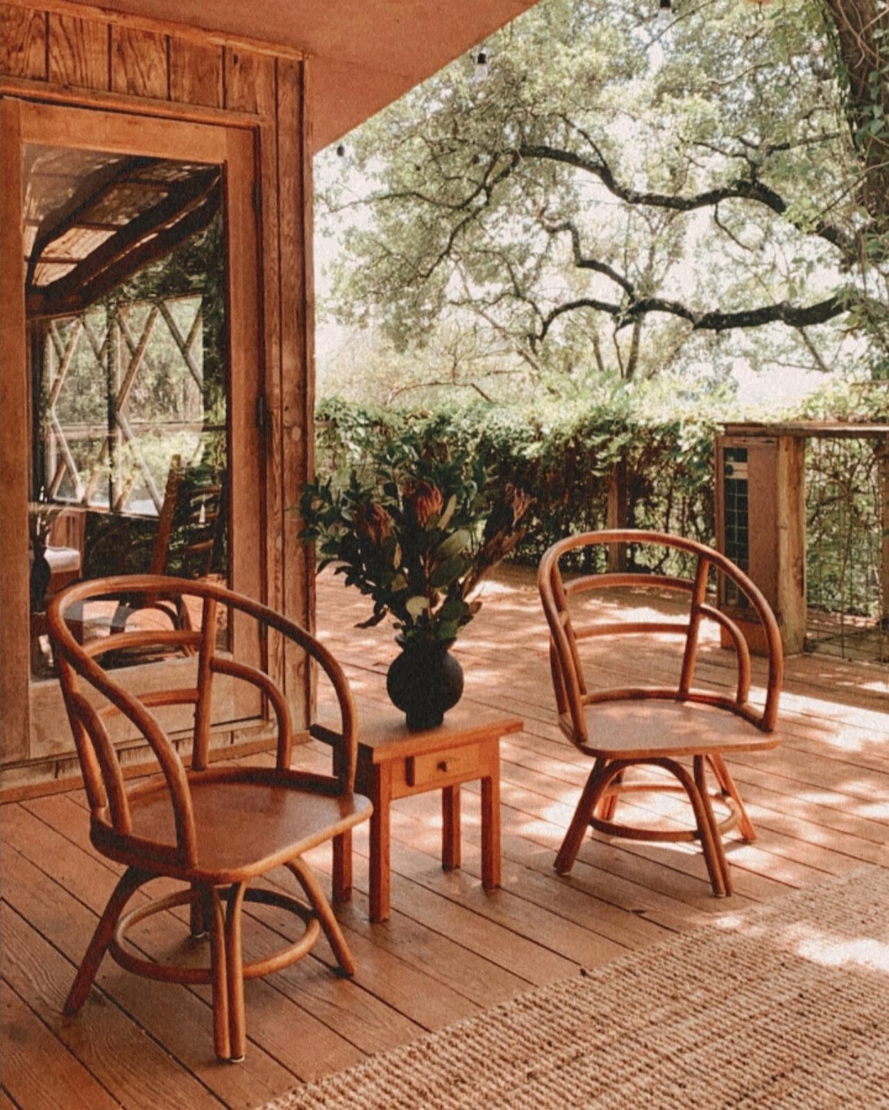 A Rustic Austin Cabin Embraces Wood Tones and a Hippie Aesthetic (7 ...