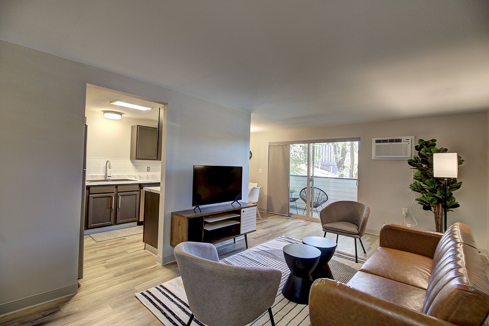 A One-Bedroom Loft in Montana Is Heightened by Midcentury Style (5 ...