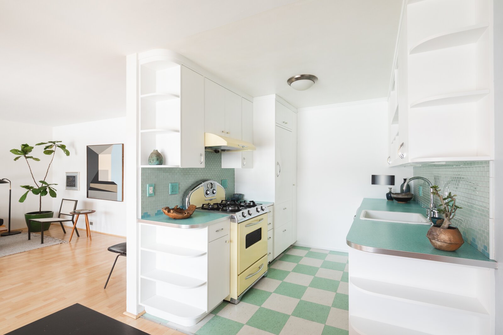 Photo 4 of 10 in An Airy Apartment Inside a Midcentury Hollywood ...