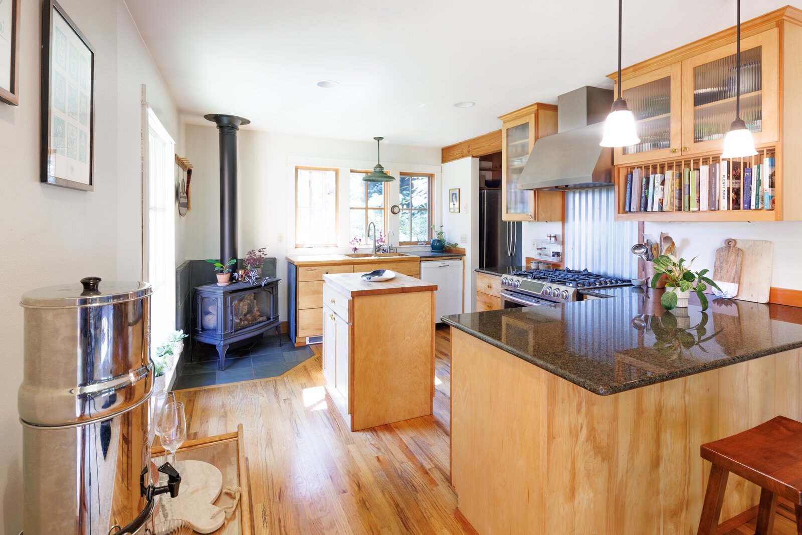 Photo 5 of 11 in A Mother-Daughter Design Duo List a Dreamy Home in the ...