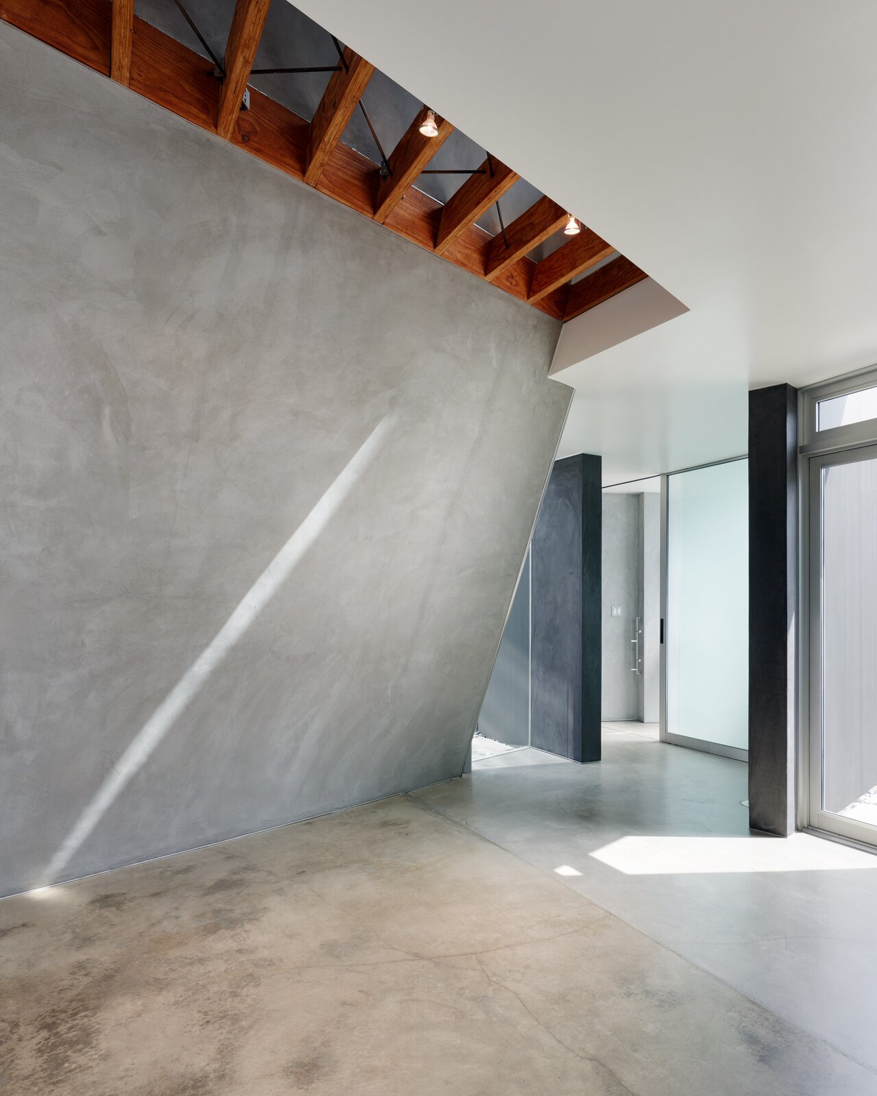 Photo 3 of 11 in Seeking $5.8M, This Topsy-Turvy Venice Beach Home Will ...