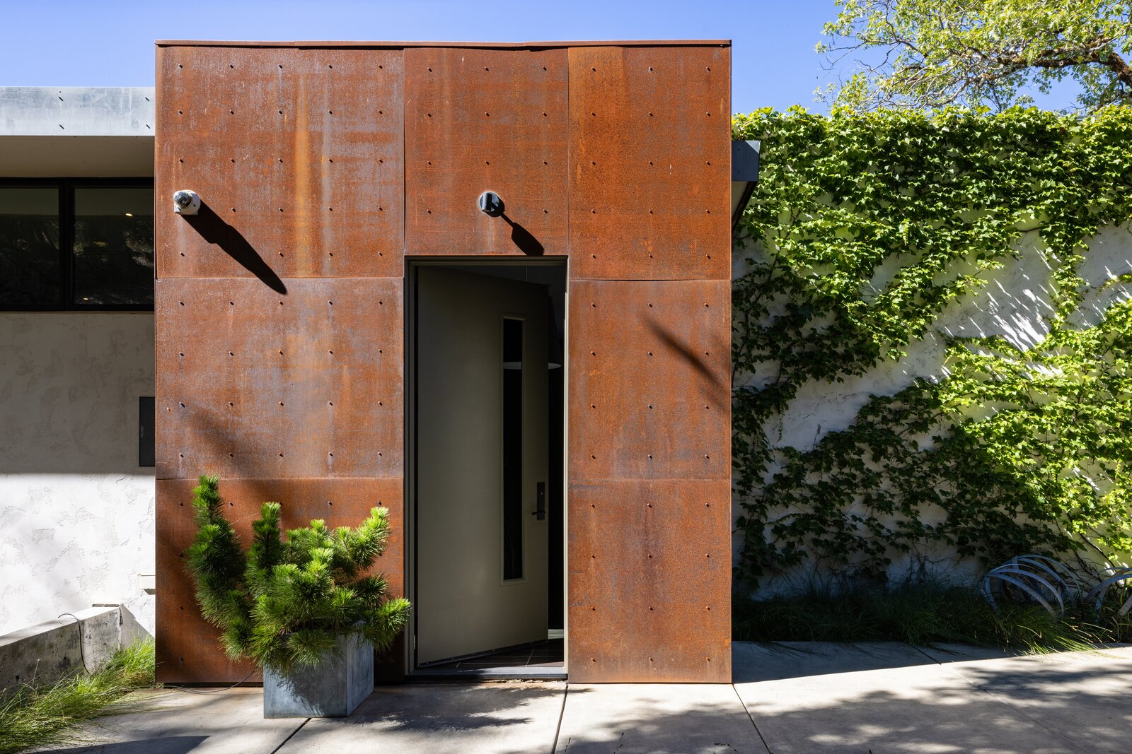 This Ivy-Covered Sonoma Home Comes With a Cor-Ten Steel Guesthouse - Dwell