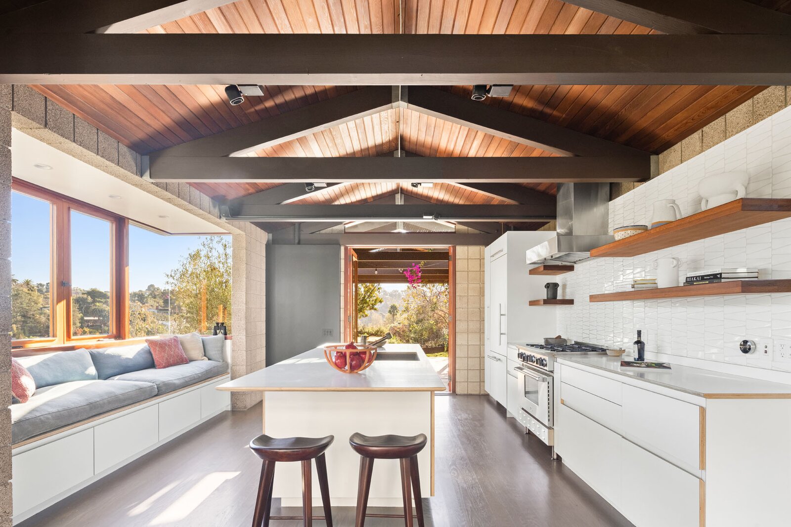 Photo 6 of 10 in A Monumental Home Made of Cinder Blocks and Glass ...