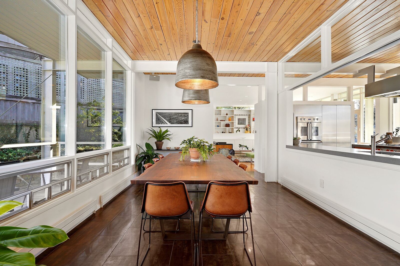 Photo 6 of 10 in This D.C. Midcentury Checks All the Boxes With Its ...