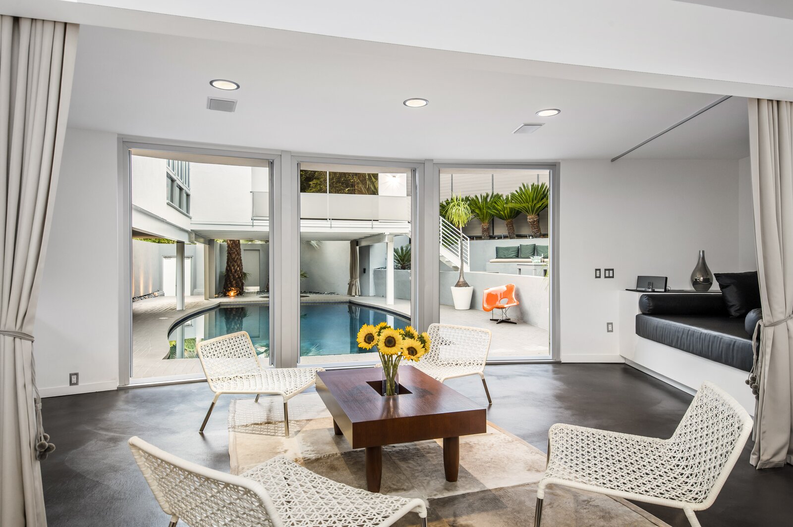 Photo 8 of 9 in This $3.68M Los Angeles “Mini Compound” Is All About ...