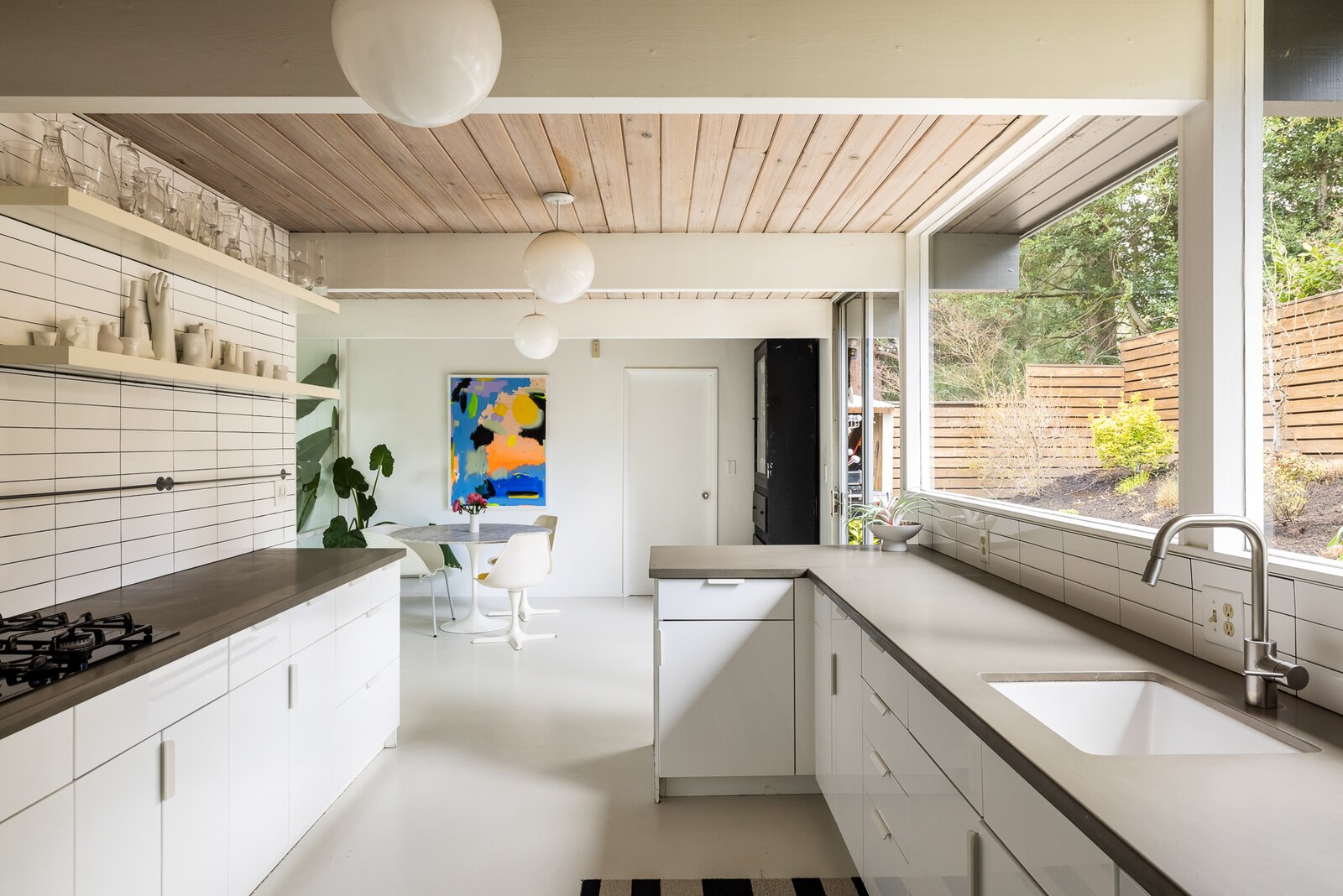 Photo 4 of 10 in There’s a Tropical Oasis in the Middle of This $1.17M ...