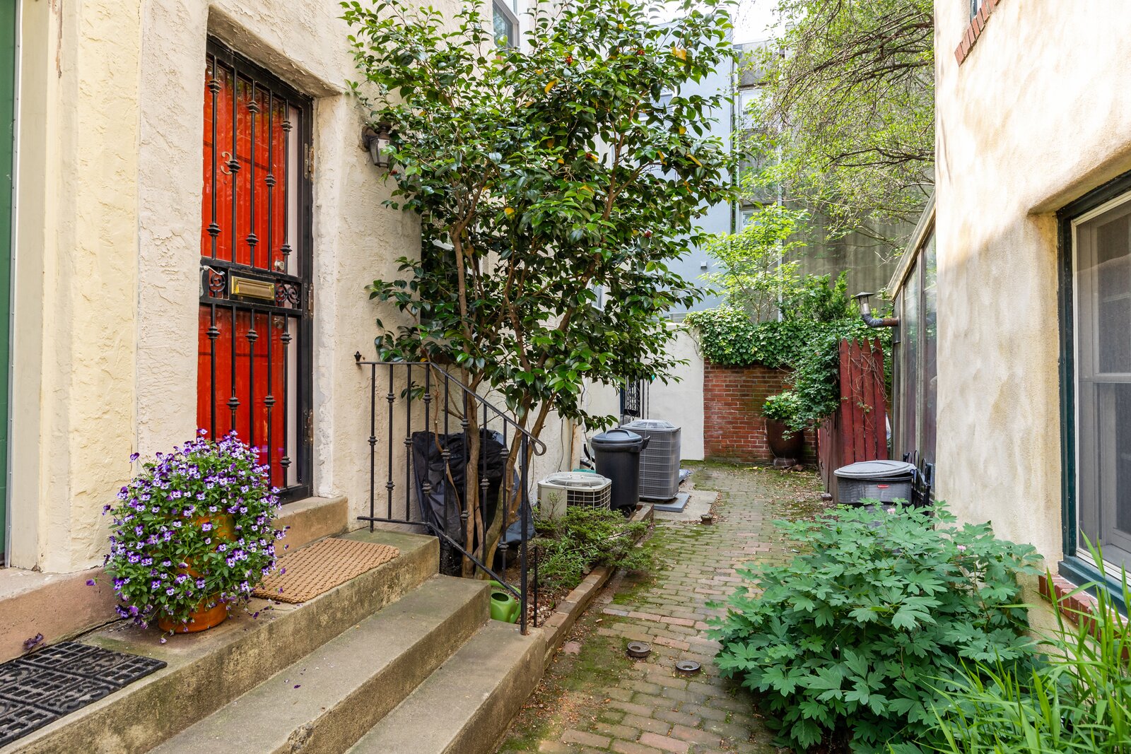 Photo 2 of 8 in Asking $415K, This 690-Square-Foot Trinity House in ...