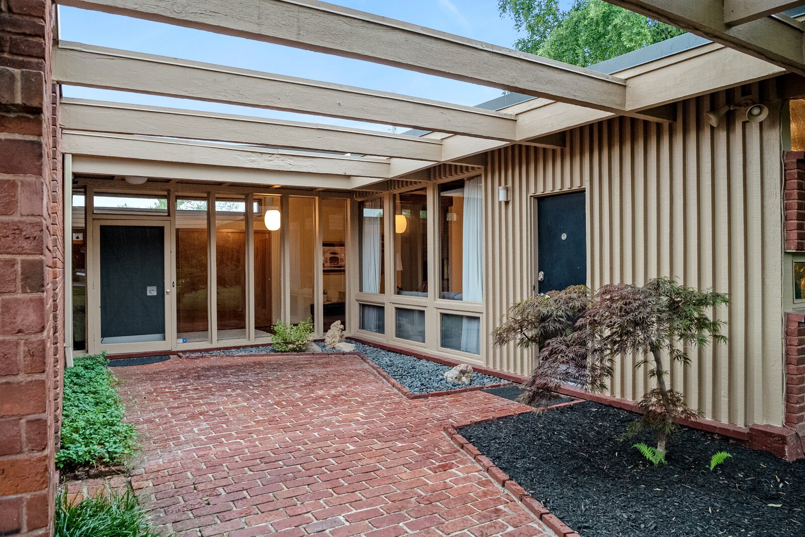 Photo 2 of 9 in In St. Louis, a Midcentury Post-and-Beam Dream Lists ...