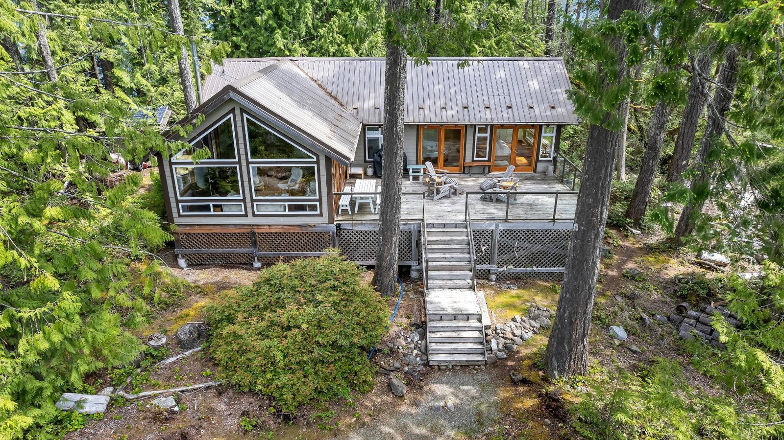 Photo 3 of 10 in Get an Off Grid Paradise With This $1.2M Canadian ...