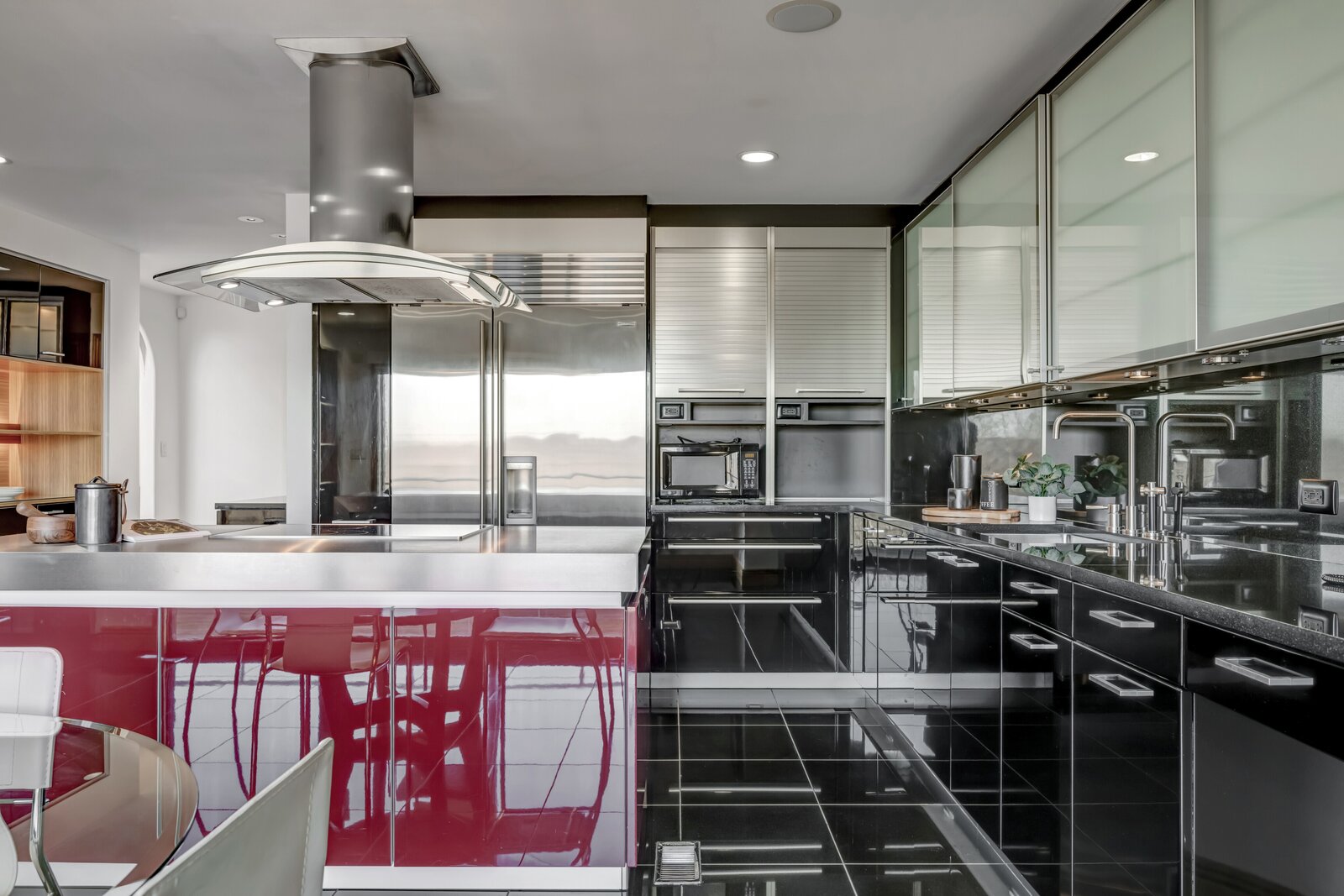 Photo 4 of 10 in The Home of “Batman” Building Architect Earl Swensson ...