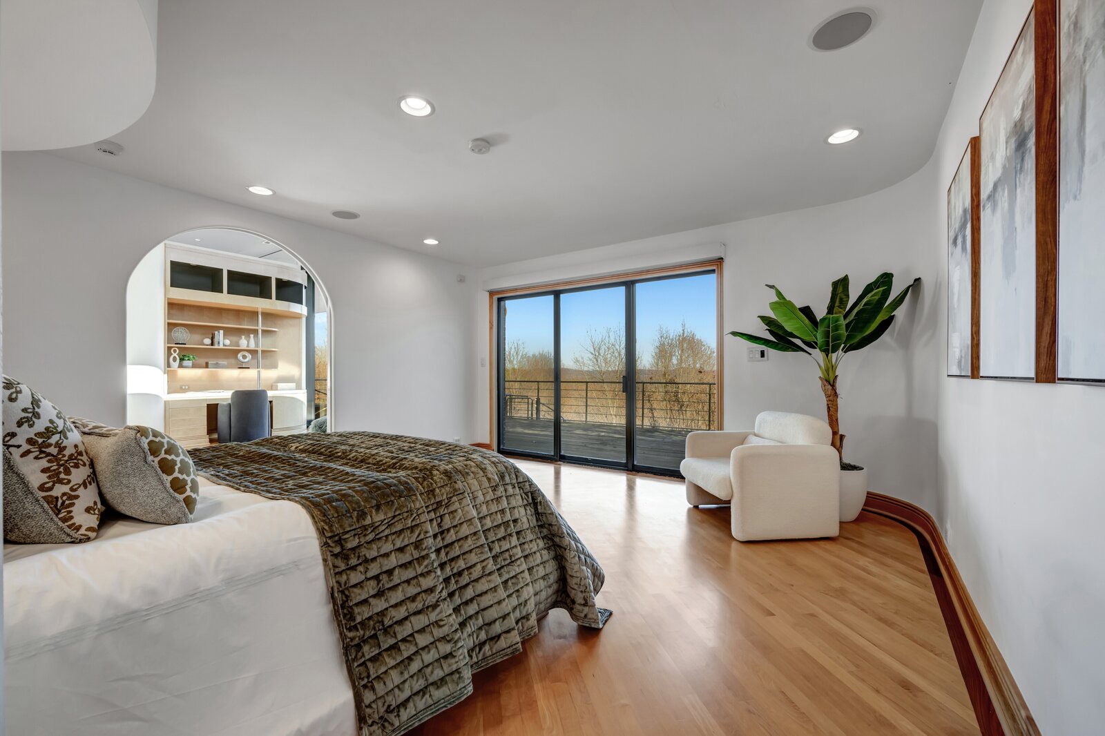 Photo 6 of 10 in The Home of “Batman” Building Architect Earl Swensson ...