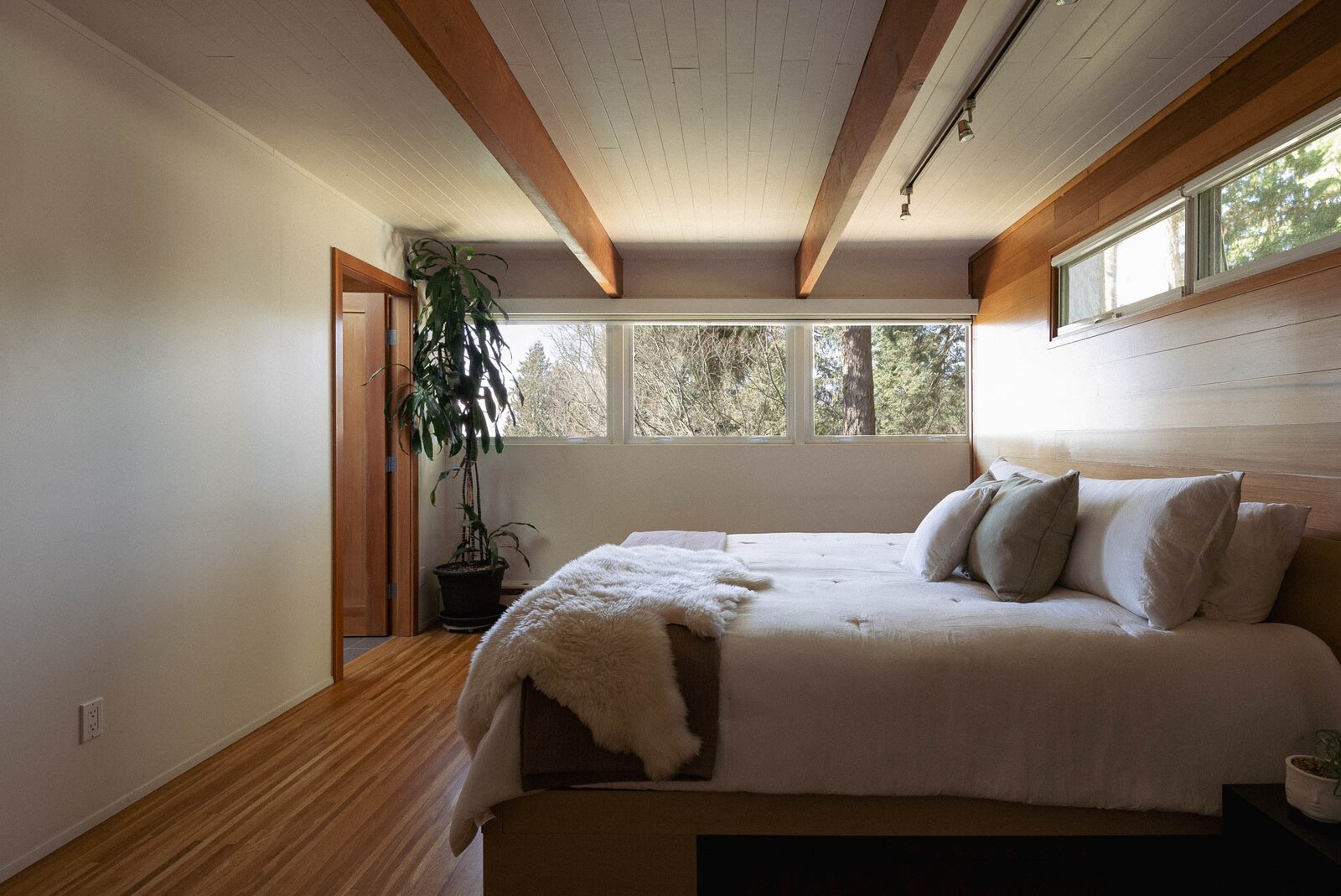 Photo 6 of 9 in In Vancouver, a Bob Lewis Midcentury With Eichler Vibes ...