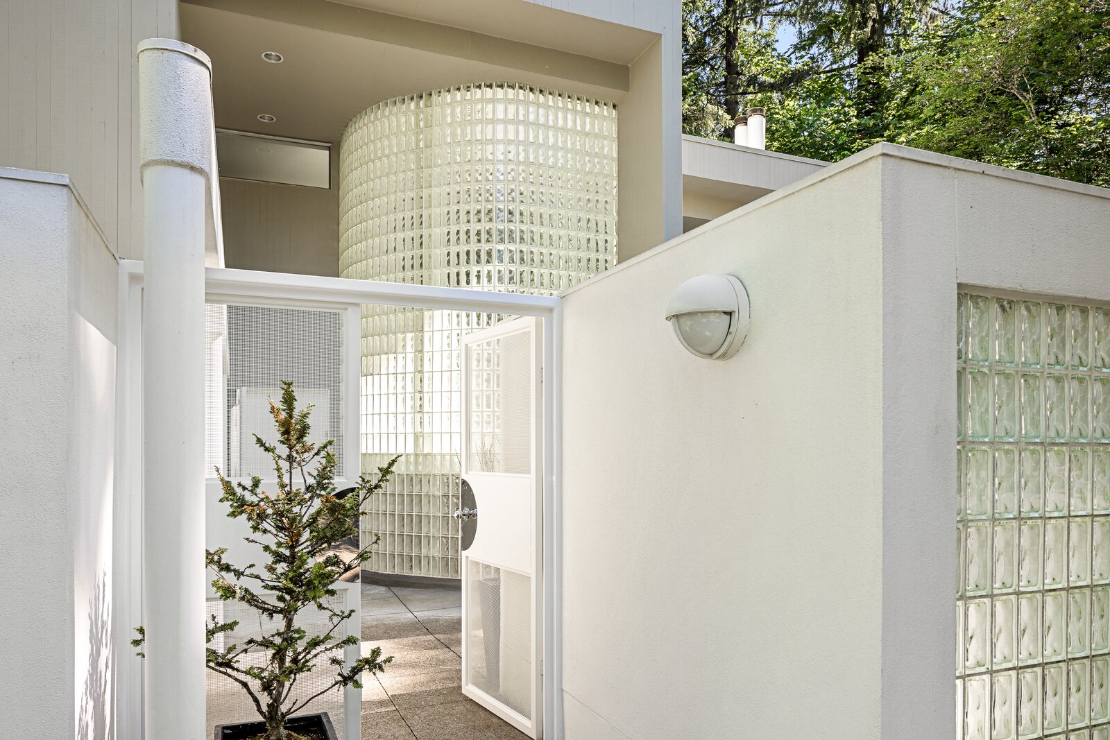 Photo 2 of 13 in The ’80s Are Alive and Well in This Pristine Glass Brick Home Asking $1.5M - Dwell