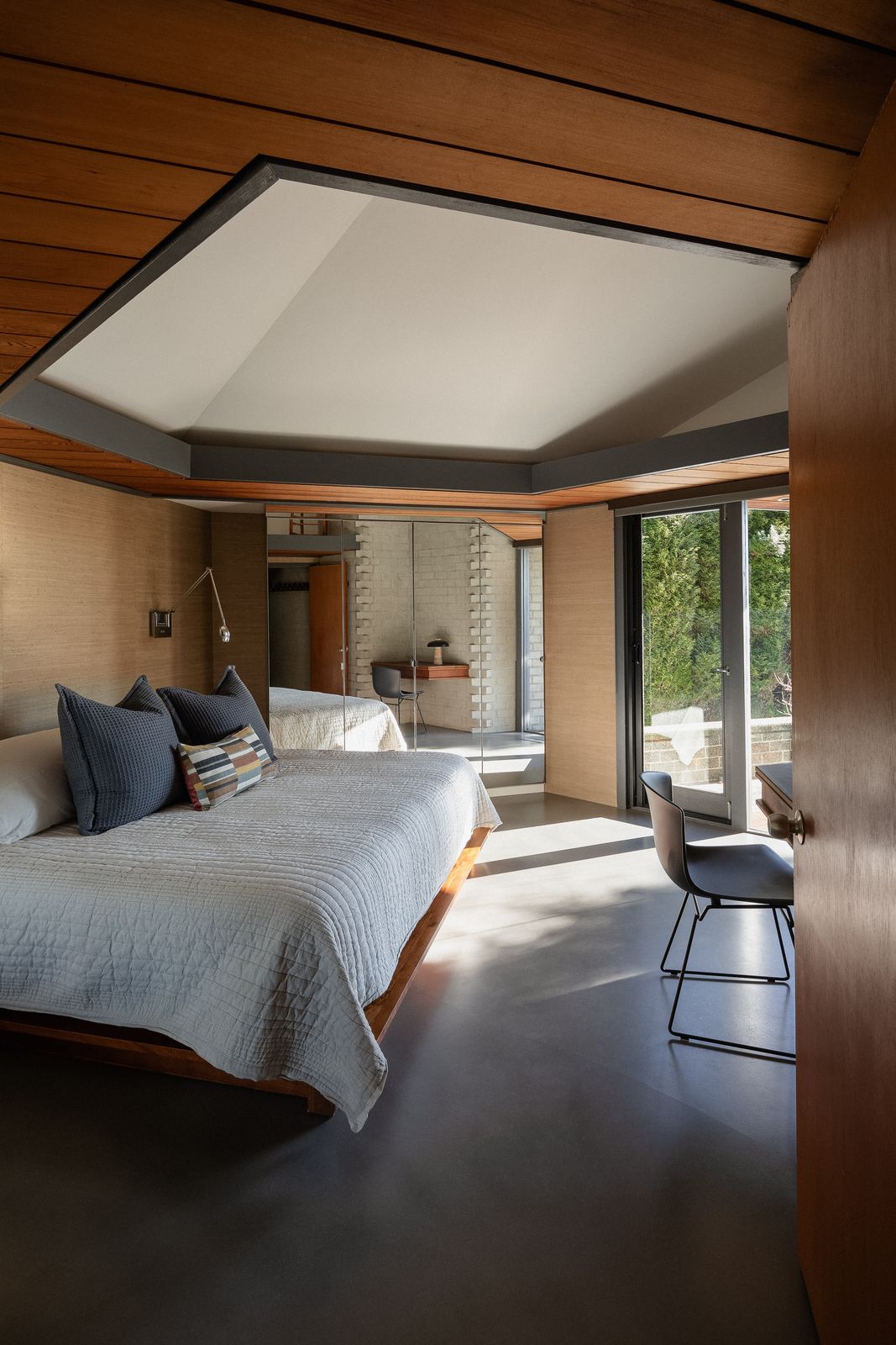 Photo 11 of 14 in Ron Thom’s Carmichael House Just Hit the Market Near ...