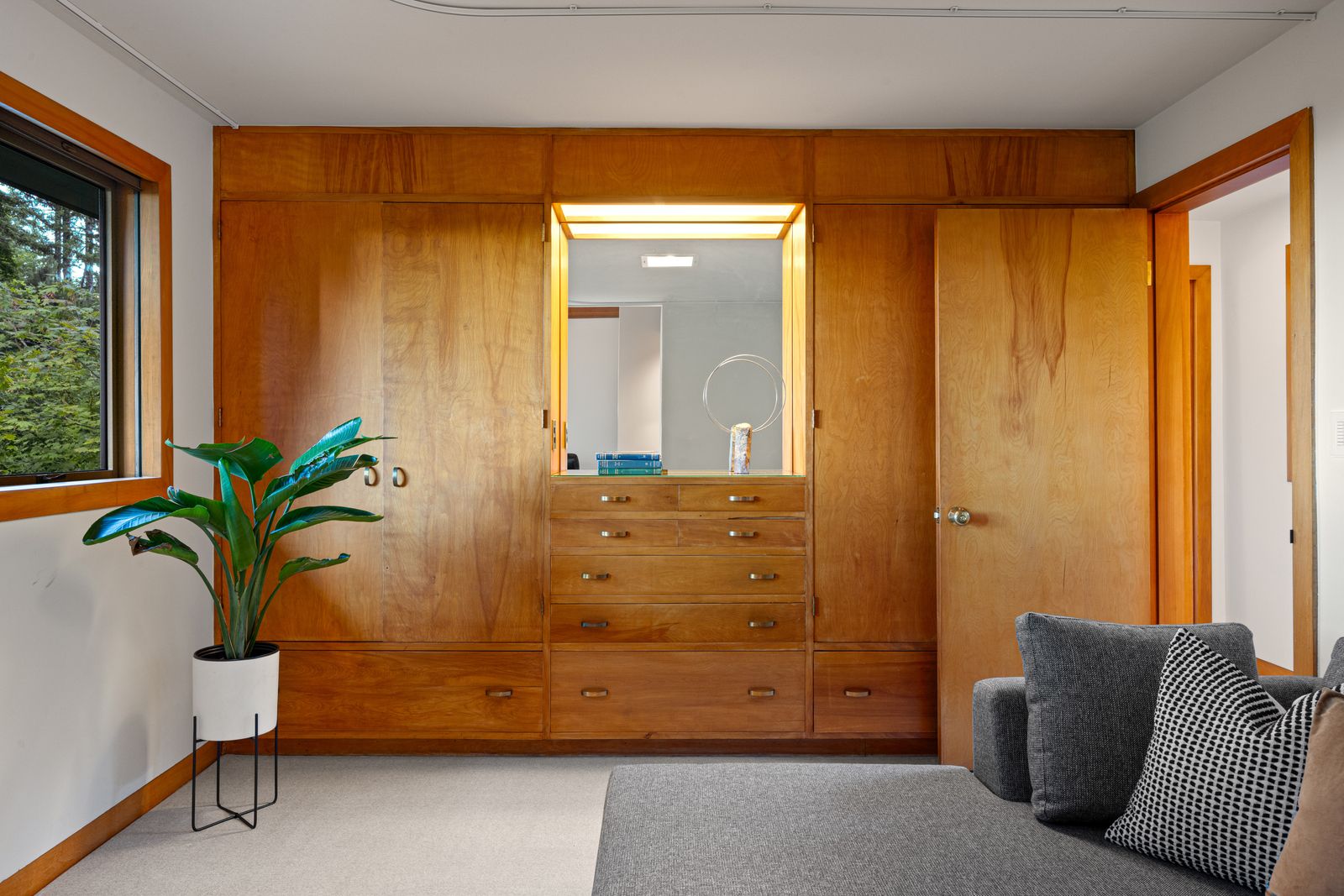 Photo 9 of 14 in The Dramatic Octagonal Living Room Makes This $5.2M ...