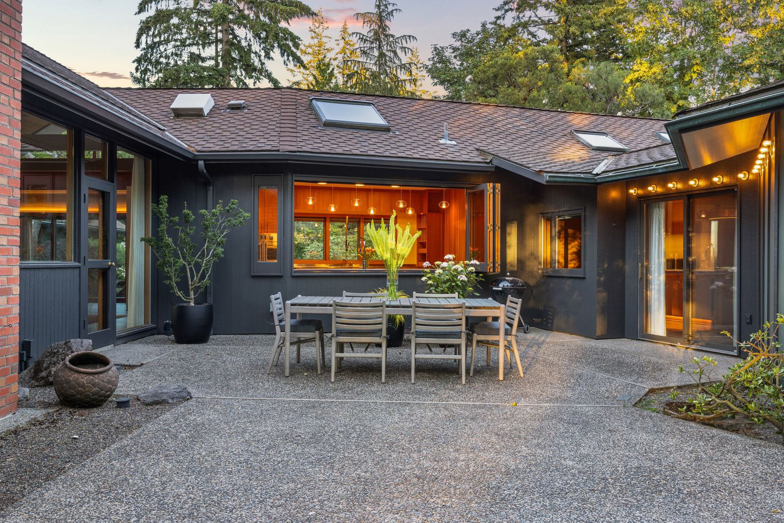 Photo 12 of 14 in The Dramatic Octagonal Living Room Makes This $5.2M ...