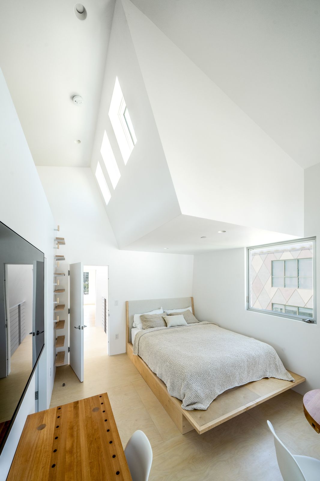 Photo 8 of 12 in An Experimental Eric Owen Moss Home Is Up for Rent a ...