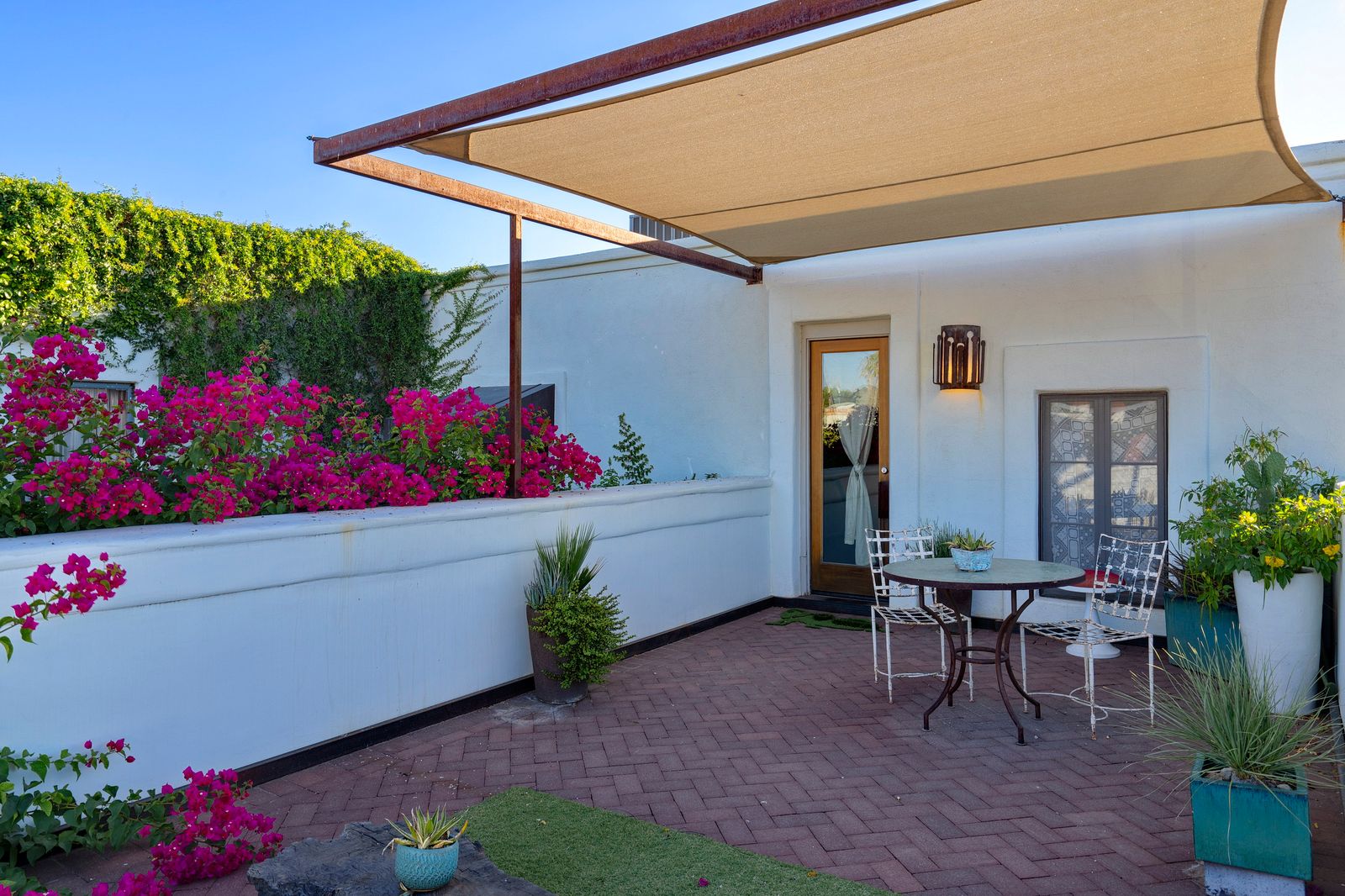 Photo 12 of 15 in This $1.7M Tucson Home Soaks Up the Sun With Five ...