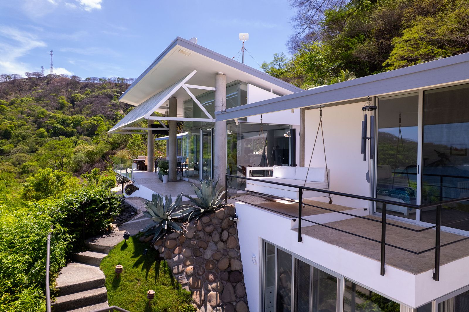 Photo 16 of 16 in There’s a Boulder in the Kitchen of This $2.2M ...