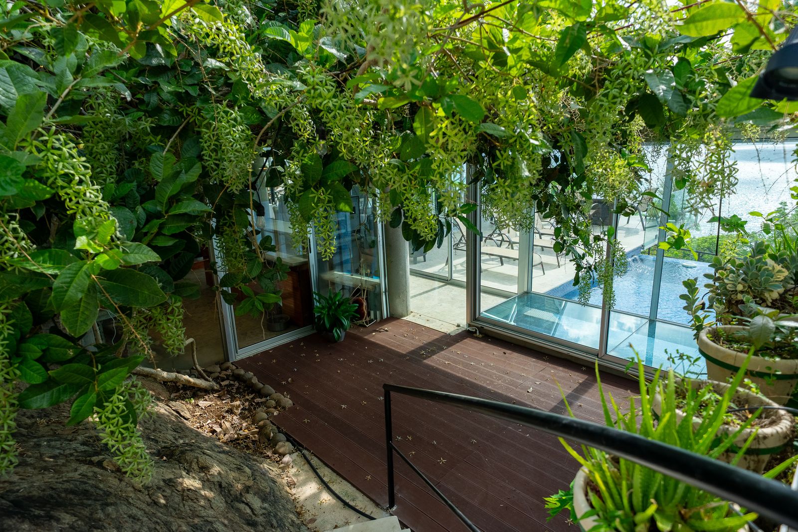 Photo 6 of 16 in There’s a Boulder in the Kitchen of This $2.2M ...