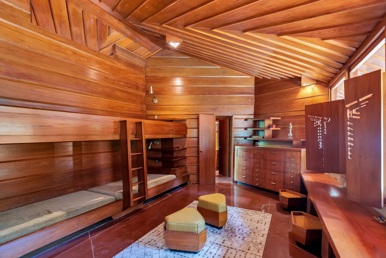 Photo 10 of 16 in Frank Lloyd Wright’s Fountainhead Residence Just Hit ...