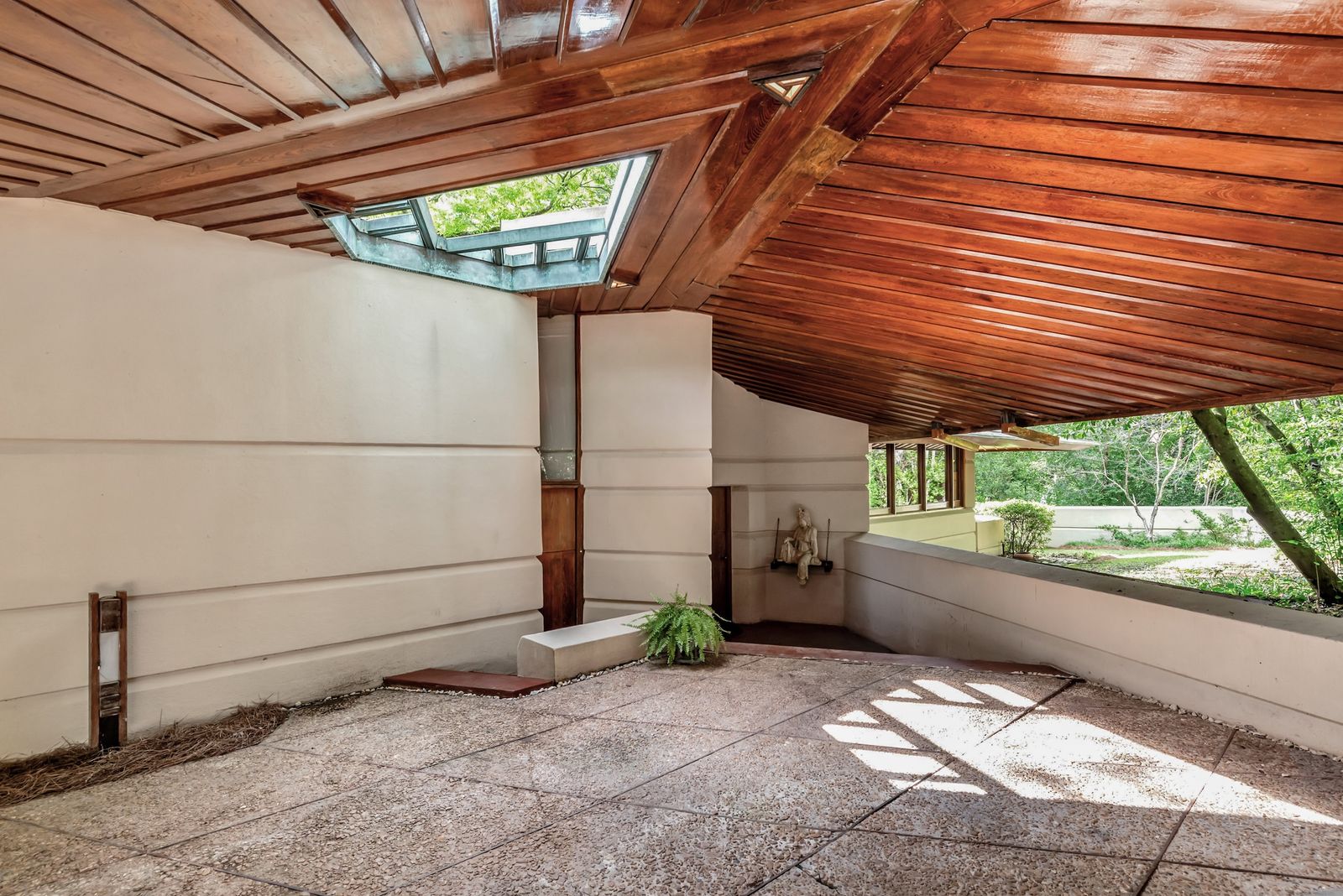 Photo 13 of 16 in Frank Lloyd Wright’s Fountainhead Residence Just Hit ...