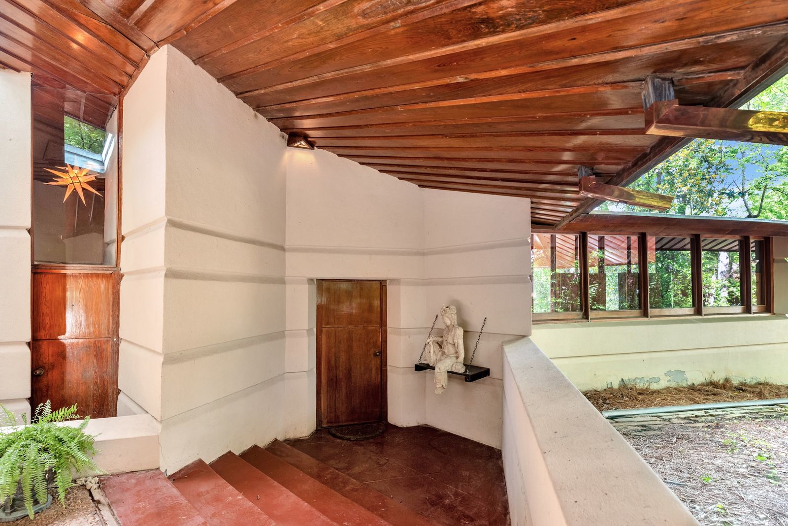 Photo 15 of 16 in Frank Lloyd Wright’s Fountainhead Residence Just Hit the Market in Mississippi ...
