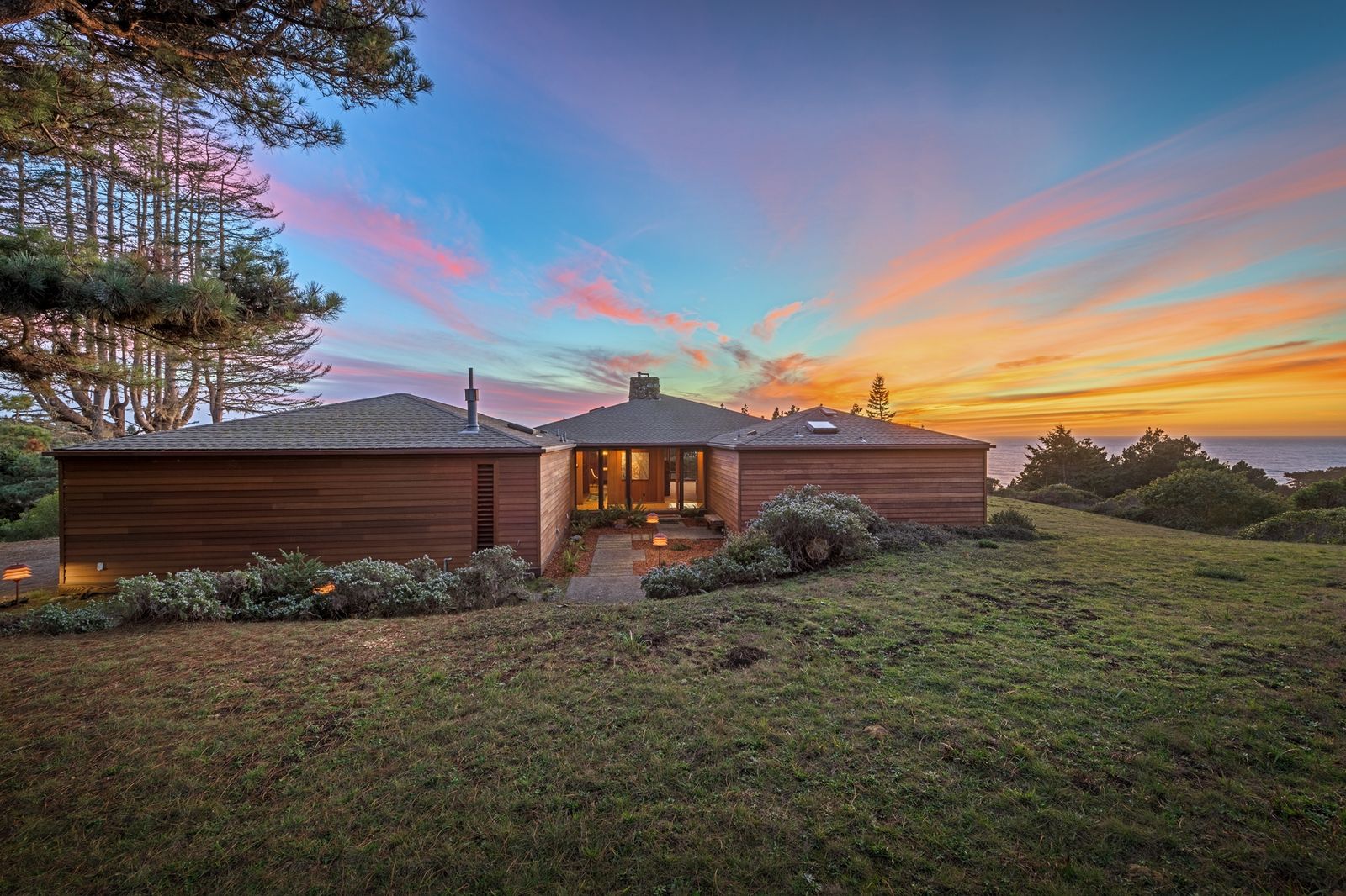 Photo 2 of 17 in A Rare, Early Sea Ranch Home by Carson Bowler Hits the ...