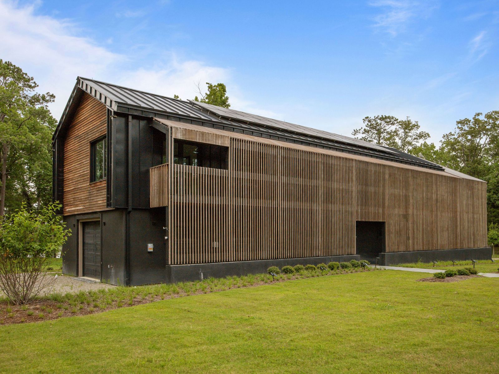 An Off-Grid Home Inspired by North Carolina’s Historic Tobacco Barns ...
